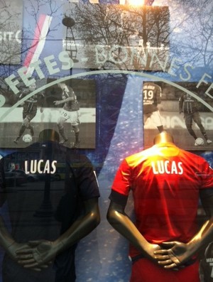 Camisa de Lucas já é vendida na França - Mantos do Futebol