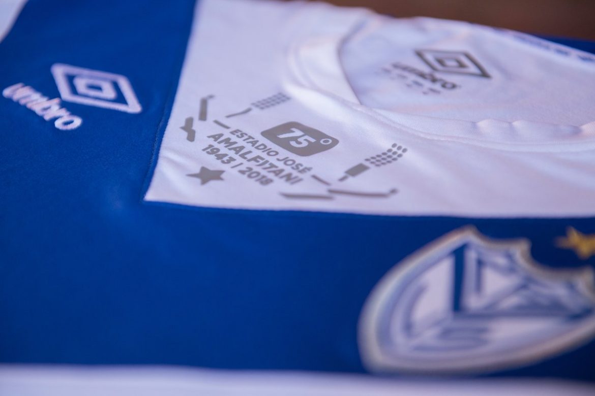 Velez Sarfield homenageia em sua camisa, os 75 anos de seu estádio ...
