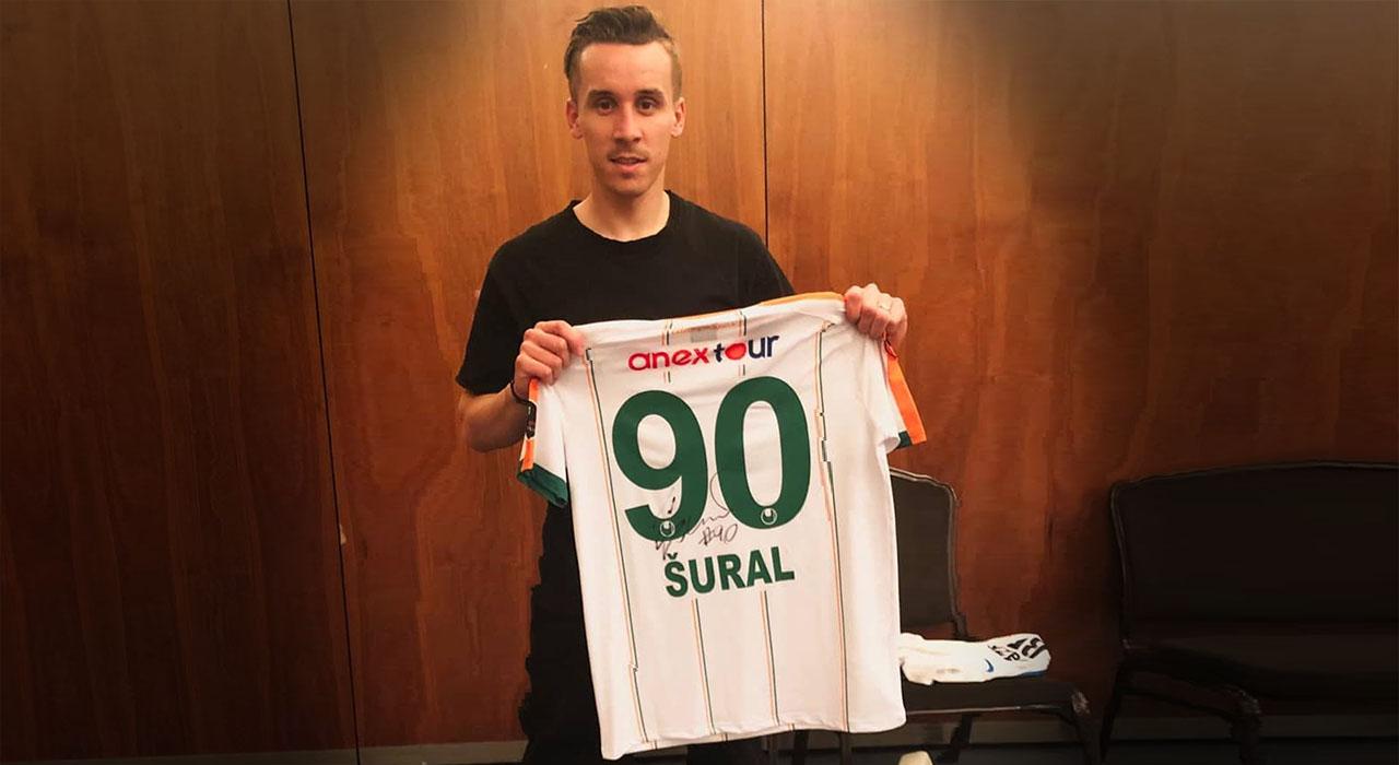 Alanyaspor aposenta camisa 90 em homenagem a Josef Sural » Mantos do ...