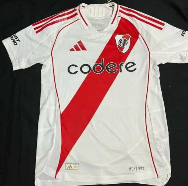 Camisa titular do River Plate 2024-2025 tem dois modelos diferentes ...