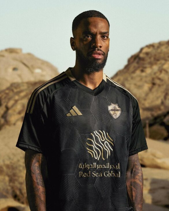 Adidas lança camisa "Heritage" do Al-Ahli Saudi para 2025 » Mantos do ...