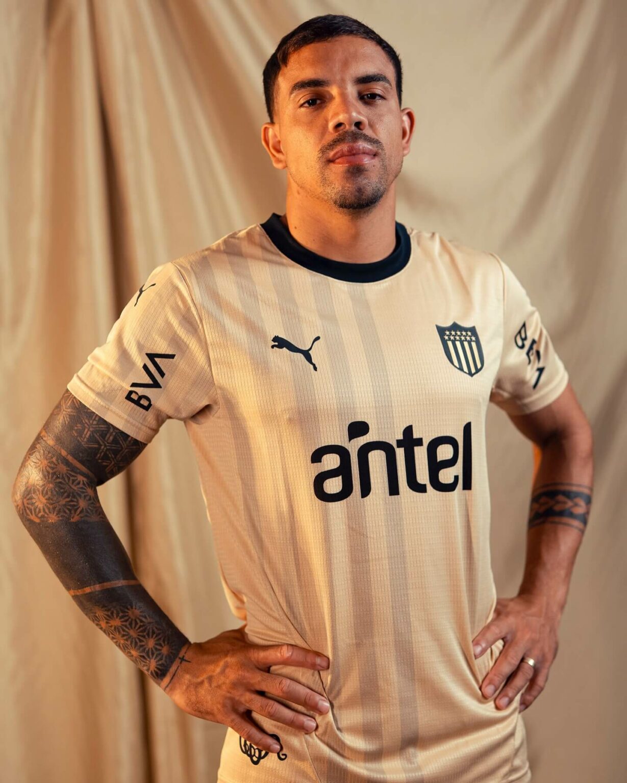 Nova terceira camisa do Peñarol 2025 PUMA » Mantos do Futebol