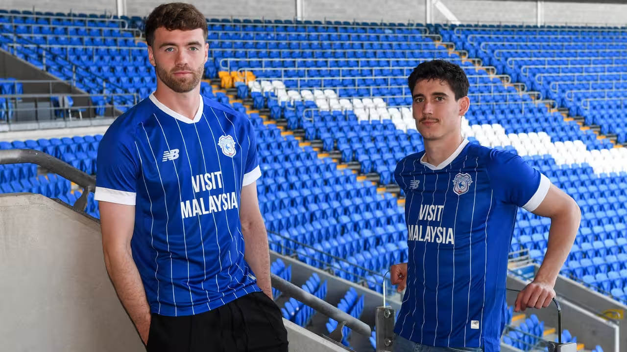 Nova camisa titular do Cardiff City 2025-2026 New Balance » Mantos do ...