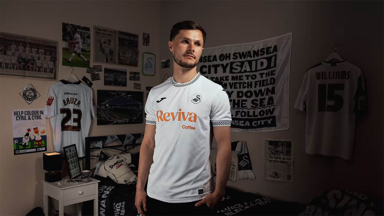 Nova camisa titular do Swansea City 2025-2026 JOMA » Mantos do Futebol
